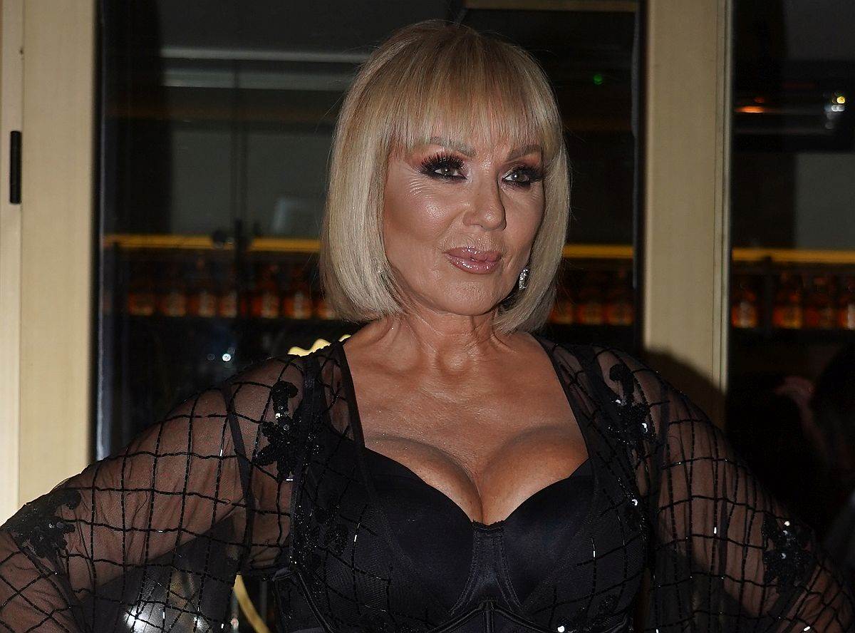 Lepa Brena o goloj haljini sa zlatnim grudima | Lepa i srećna