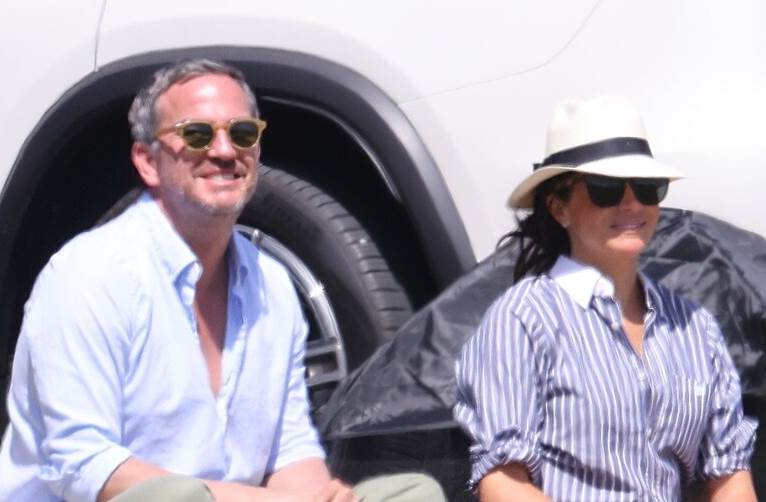 Megan Markl u kratkom šortsu | Lepa i srećna