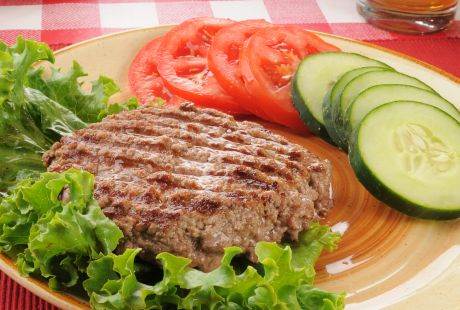 JUNEĆE PLJESKAVICE SA ZAČINSKIM BILJEM: mleveno meso na roštilju ili ...