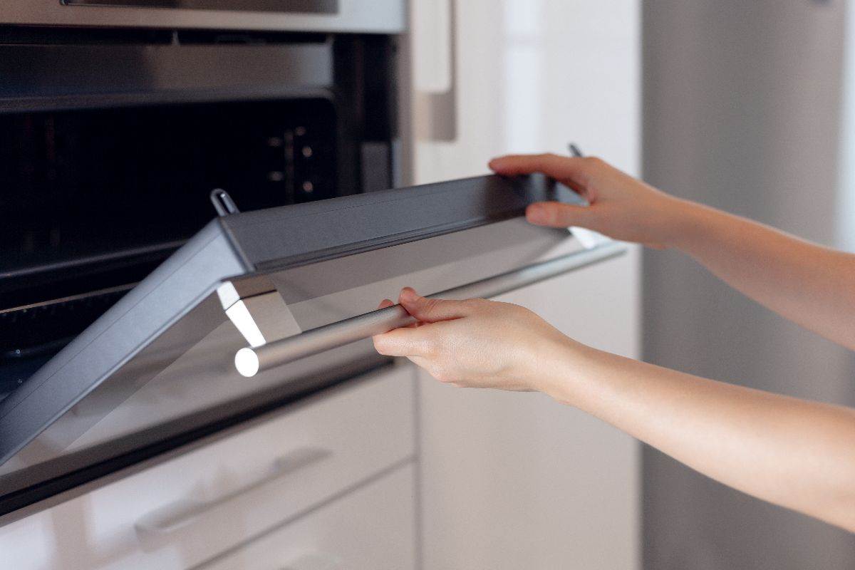 Kako se rasklapaju vrata rerne za ribanje šporeta | Lepa i srećna