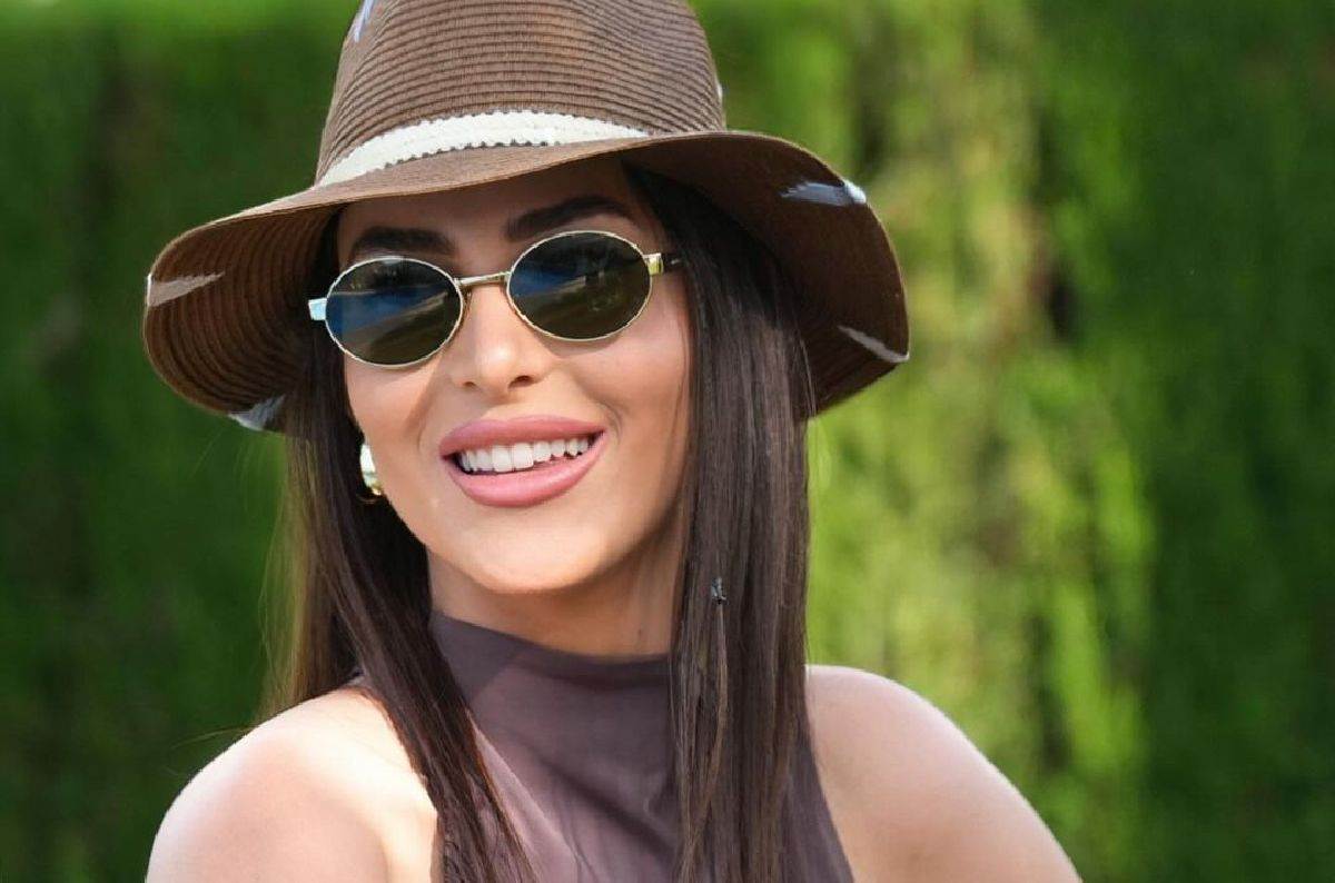 Anastasija Gudelj sa šeširom na slavi | Lepa i srećna