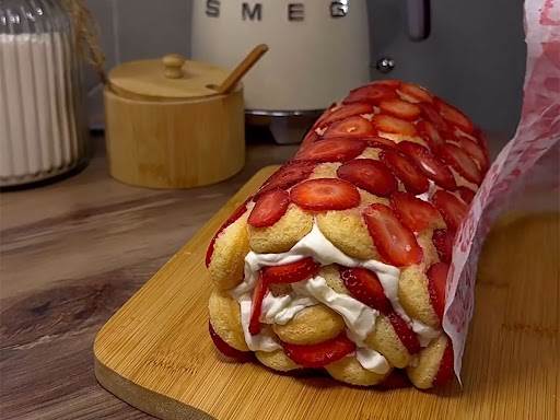 Rolat od piškota s jagodama | Lepa i srećna