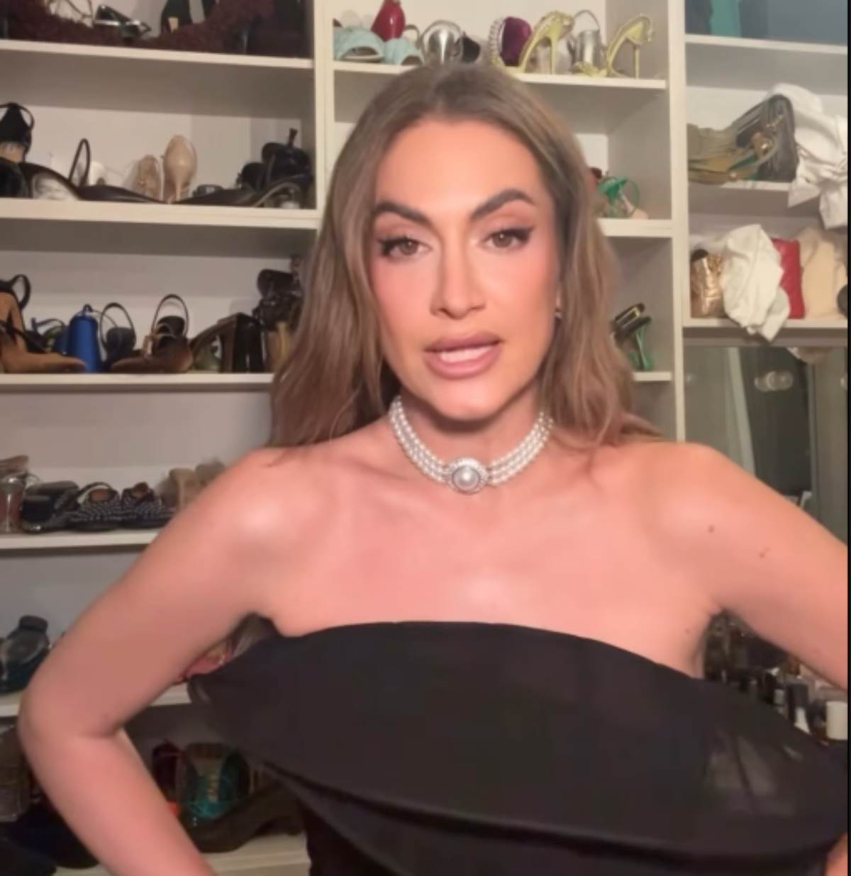 Ena Luna u crnoj haljini čija je cena 275000 dinara | Lepa i srećna