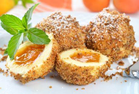 BAKIN RECEPT ZA KNEDLE SA KAJSIJAMA: mekan slatkiš od krompir testa ...