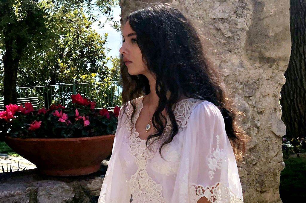 DEVA KASEL NADMAŠILA MAJKU MONIKU BELUČI: mlada lepotica bujne crne ...