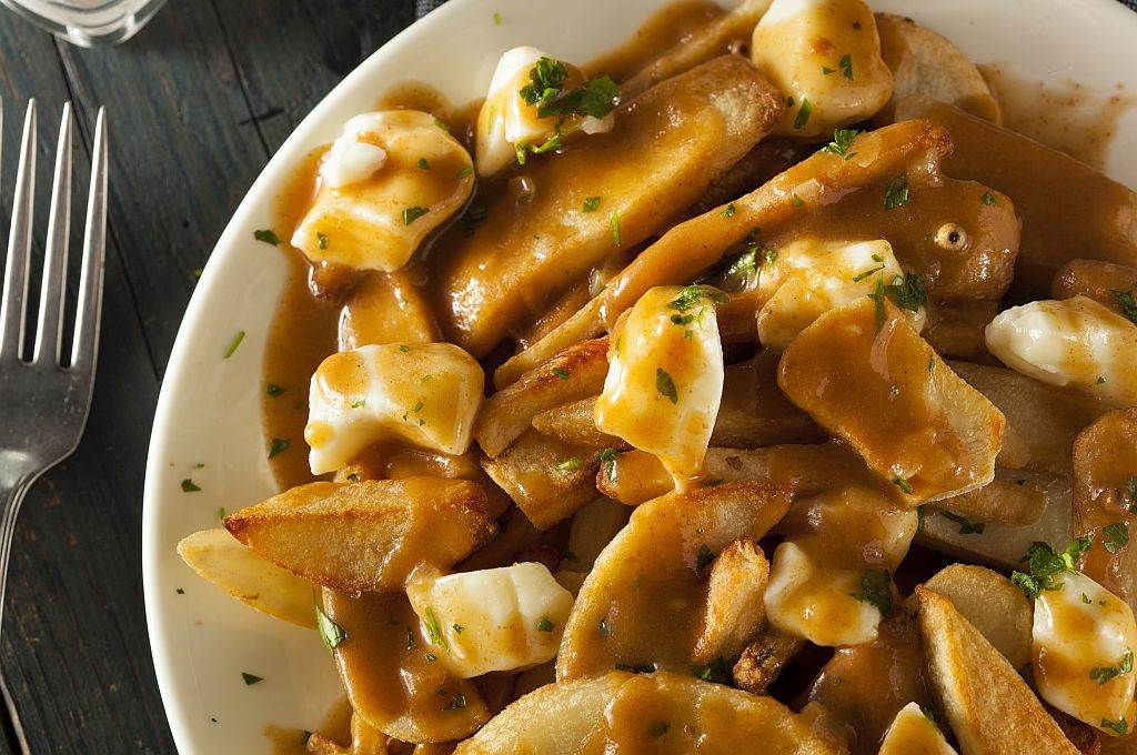 KANADSKI POMFRIT PUTIN: prženi krompirići sa sosom i sirom (RECEPT ...