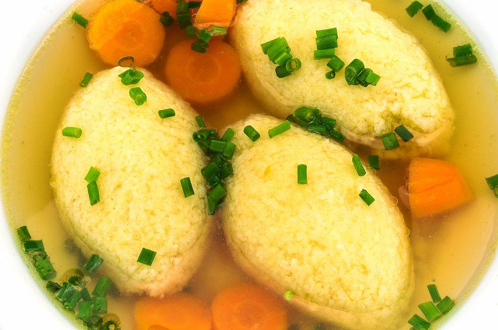 PILEĆA SUPA SA KNEDLAMA OD GRIZA: toplo predjelo za domaćinski ručak ...