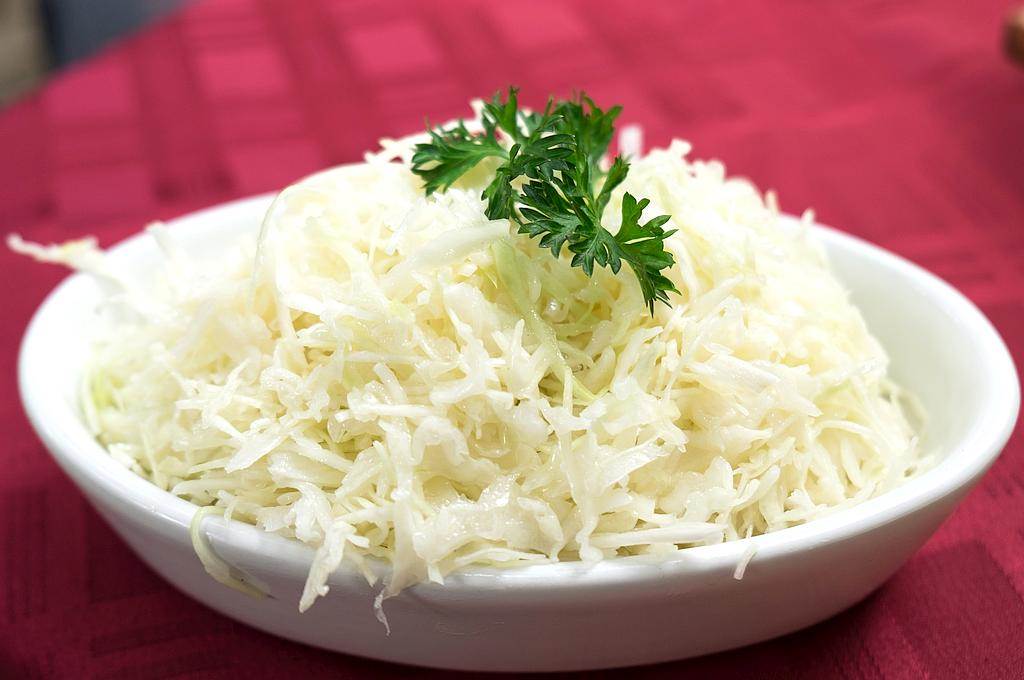 KAFANSKA KUPUS SALATA: Kako se sprema salata od kupusa kao u restoranu ...