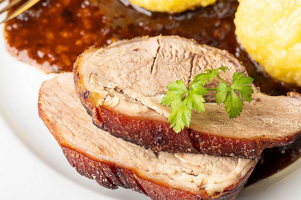 BAVARSKO SVINJSKO PEČENJE: svinjetina pečena u rerni prelivena pivom ...