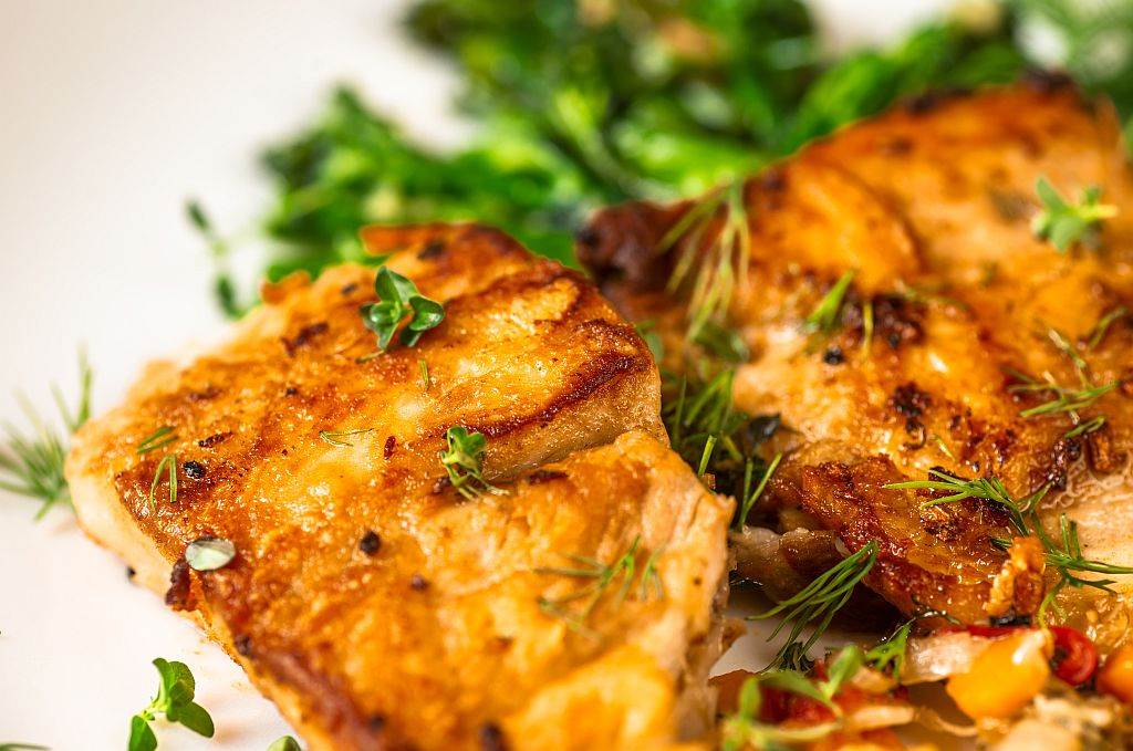 PEČENI ŠARAN U RERNI SA POVRĆEM: riblje šnicle u rerni sa belim vinom ...