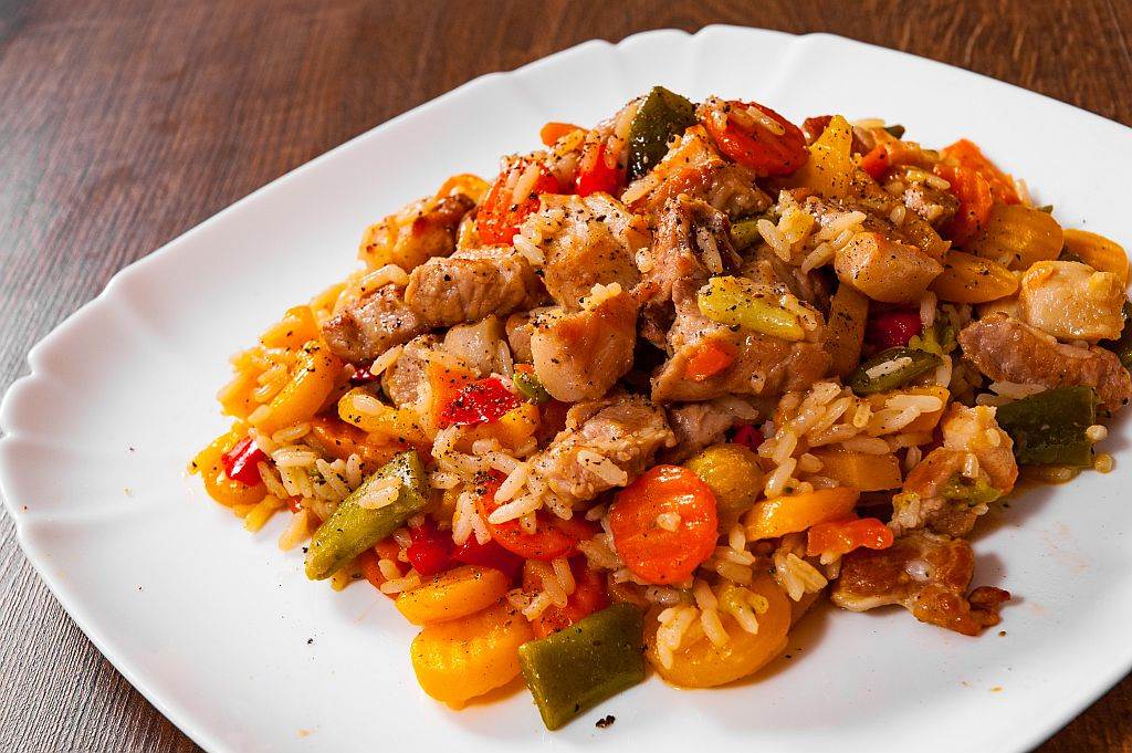 PROLEĆNI ĐUVEČ SA PILETINOM: lagano jelo sa mladim povrćem (RECEPT ...
