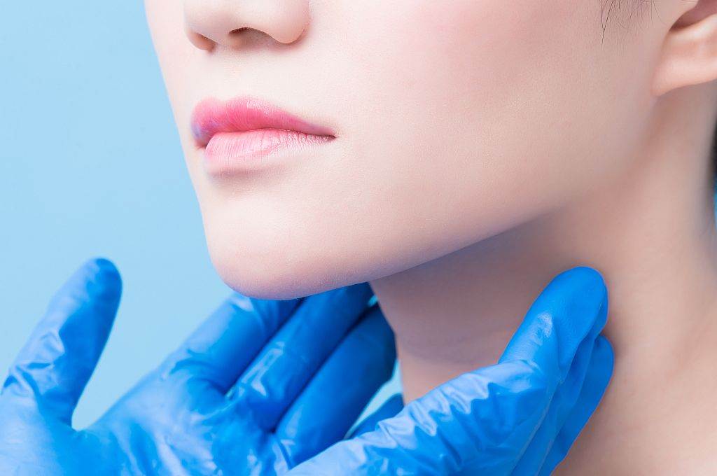 RAK ŠTITNE ŽLEZDE NE TREBA AGRESIVNO LEČITI: sredovečne žene najčešće ...