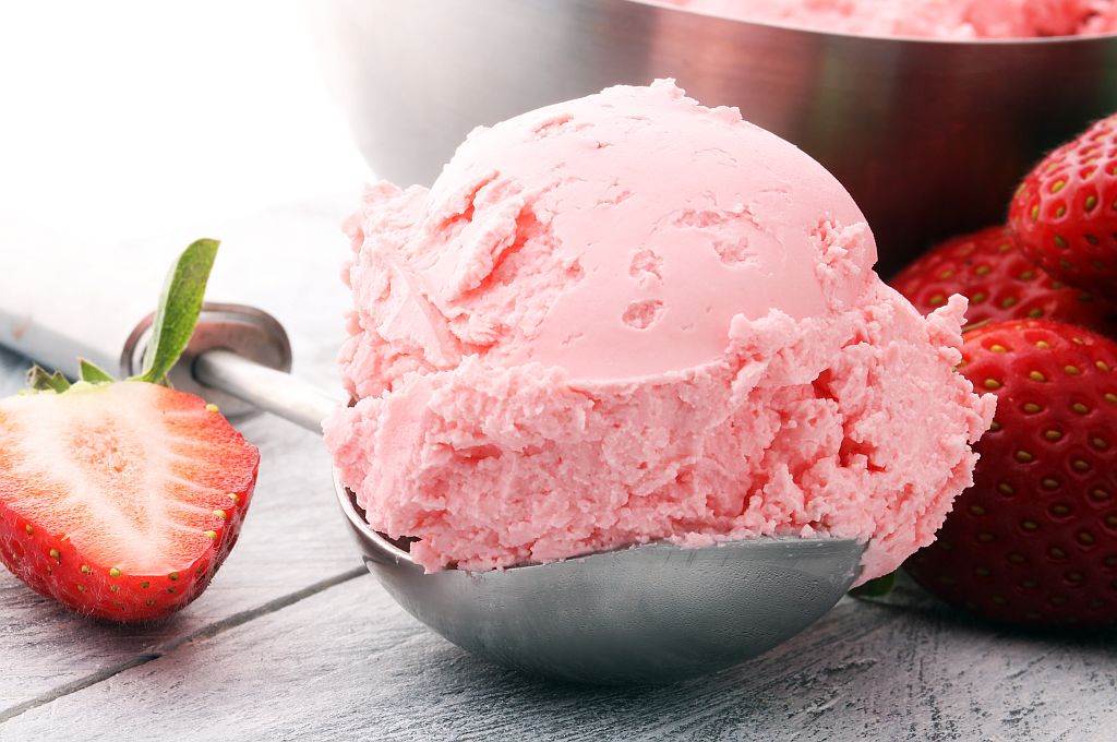 DOMAĆI SLADOLED OD JAGODA: bogata kremasta poslastica (RECEPT) | Lepa i ...