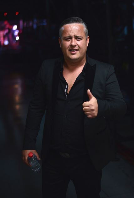 Pevač Nemanja Nikolić dobio infarkt za volanom | Lepa i srećna